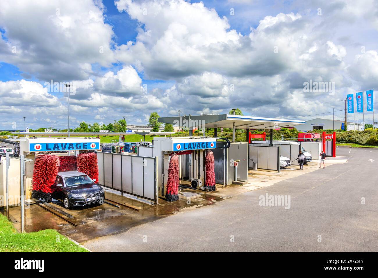 Self-service car washing facilities at Super-U service station - Loches ...