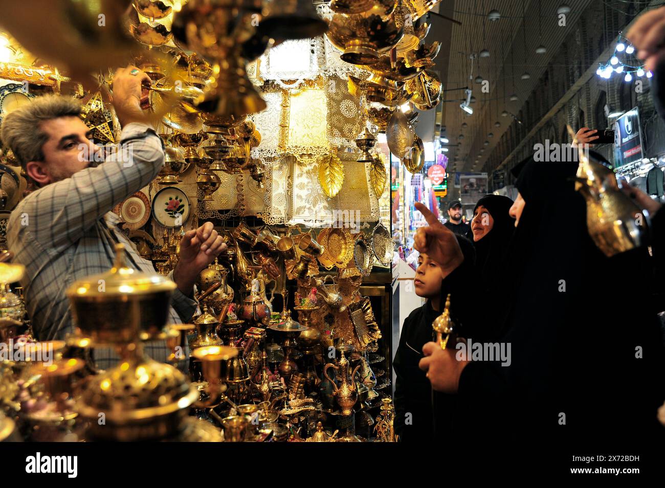 IRAQ - ECONOMY - CURRENT AFFAIRS. Local and foreign tourists are buying ...
