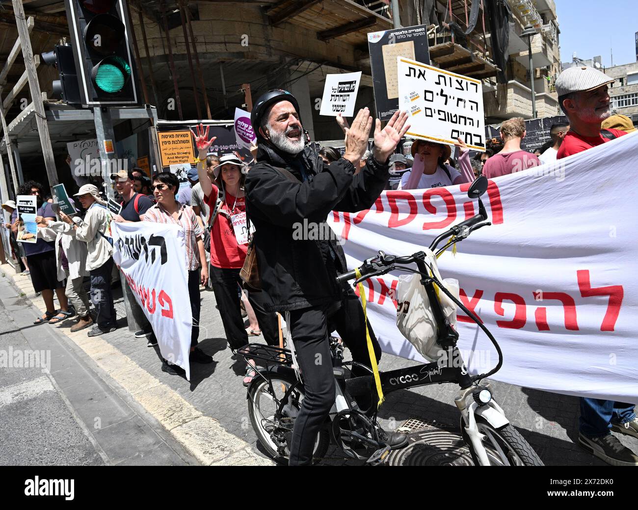 Jerusalem, Israel. 17th May, 2024. A right-wing man screams at Israelis ...