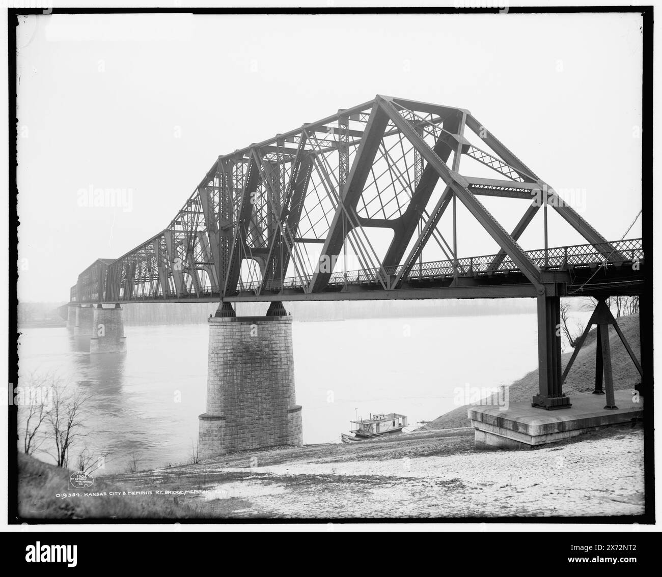 Mississippi river bridge memphis tennessee Black and White Stock Photos ...