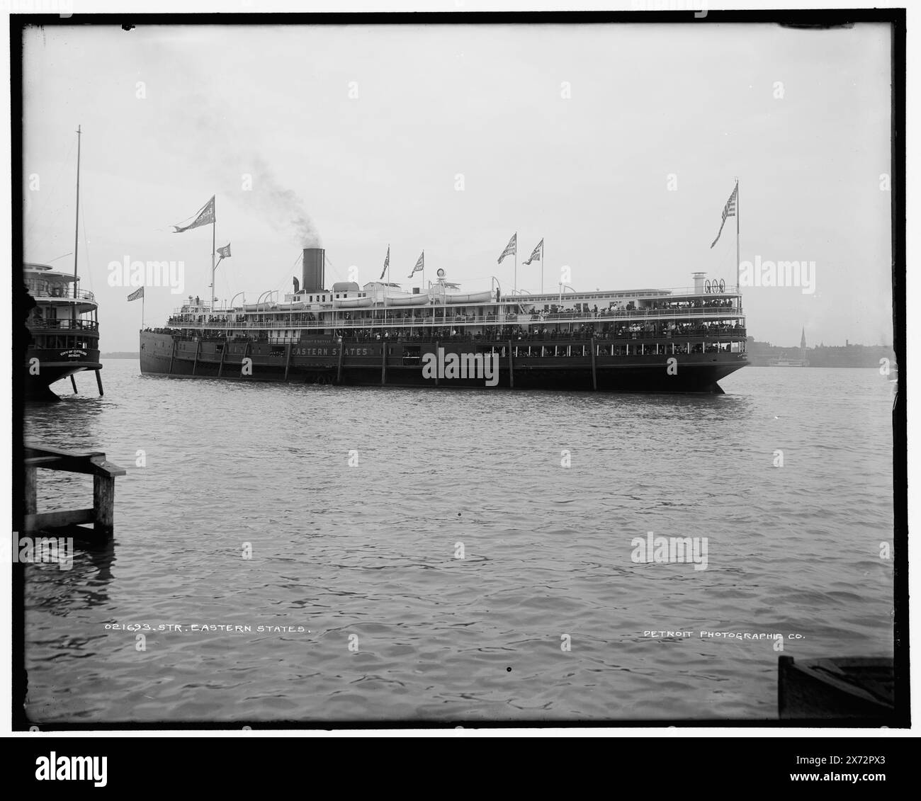 Sidewheel paddle steamboats hi-res stock photography and images - Alamy