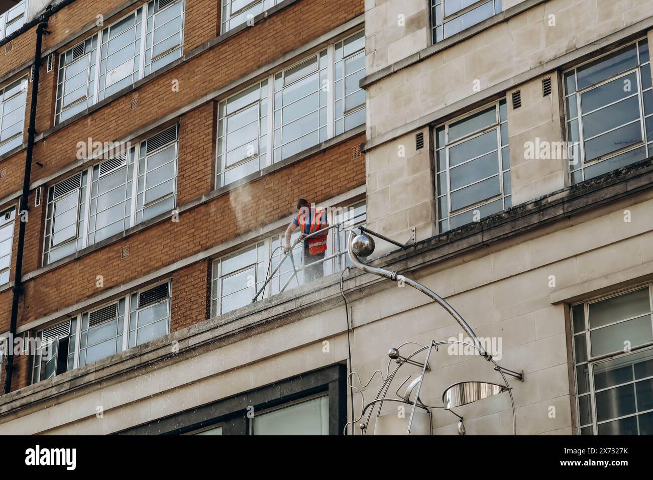 Cleaning facades hi-res stock photography and images - Alamy