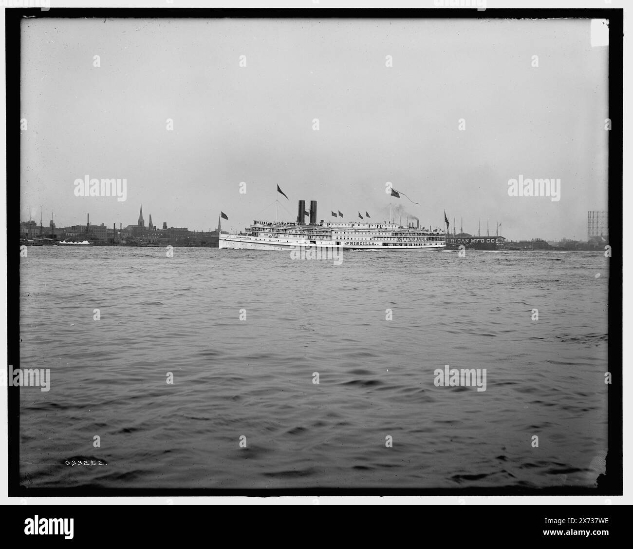 Paddle steamer the fall river line hi-res stock photography and images ...