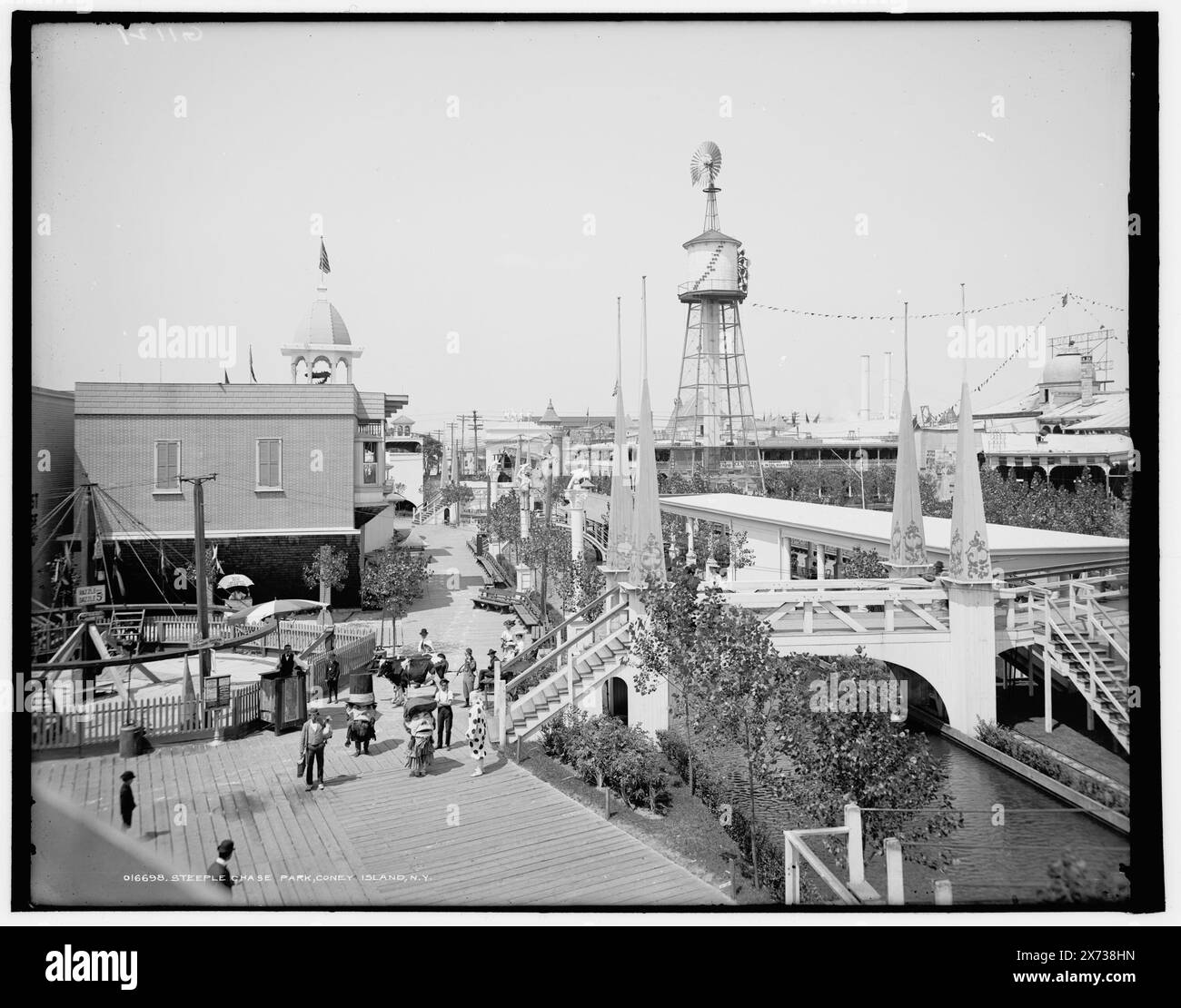 Amusement park on site Black and White Stock Photos & Images - Alamy
