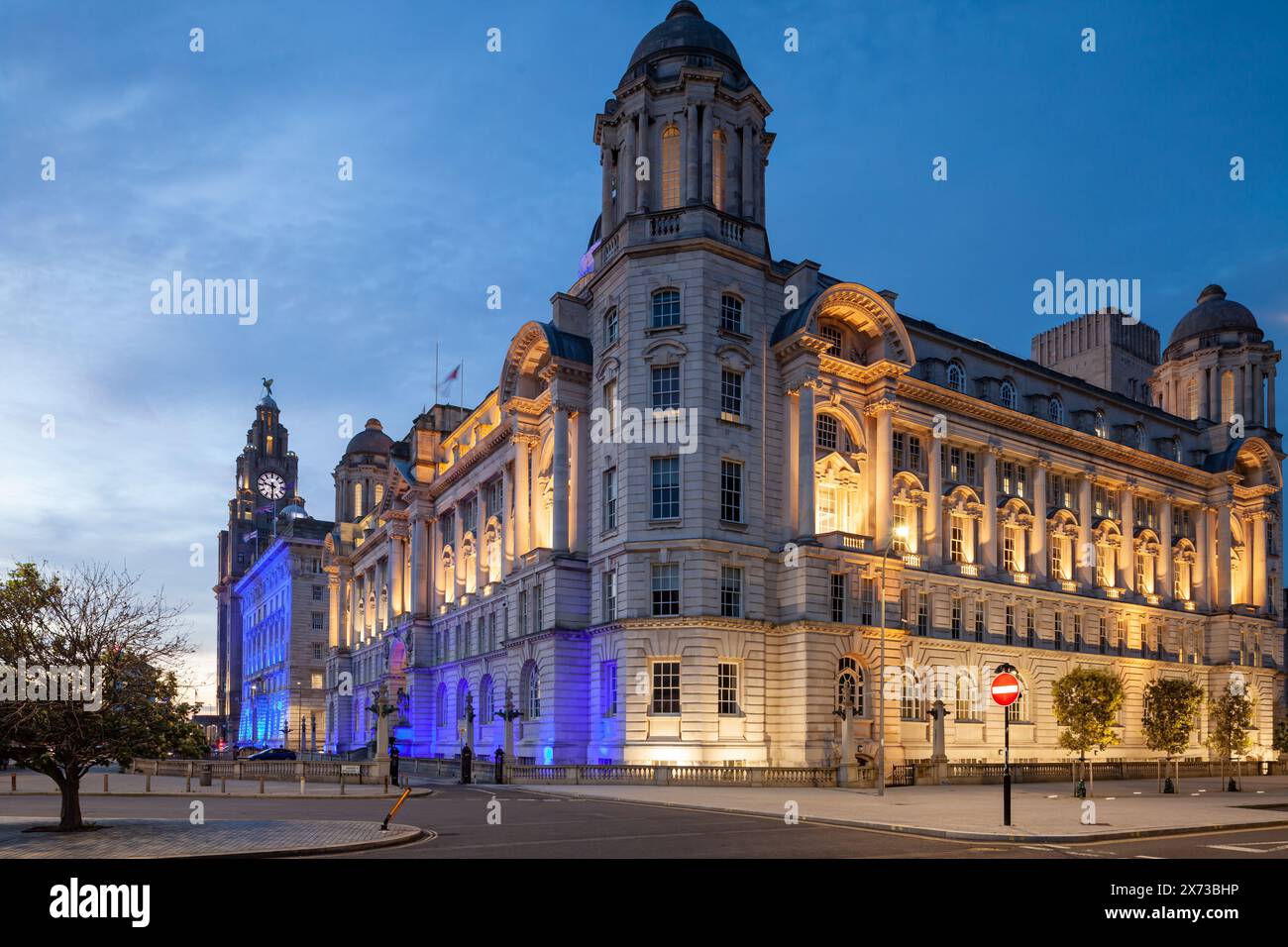 Night falls at the Port of Liverpool building, Liverpool waterfront ...