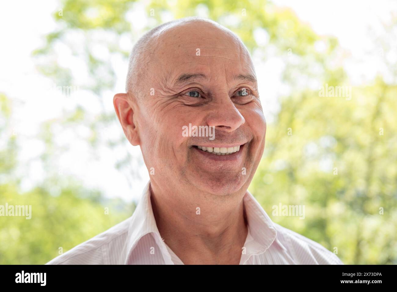 close-up charismatic happy man, senior 65 years old smiles joyfully ...