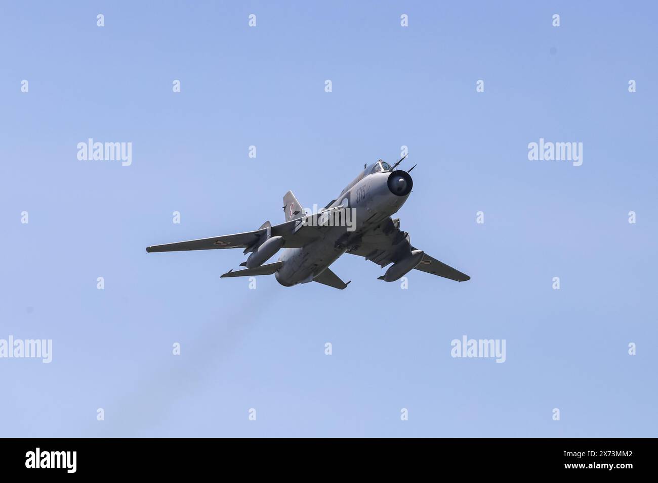 Polish army presents SU22 fighter jet as British and American soldiers ...