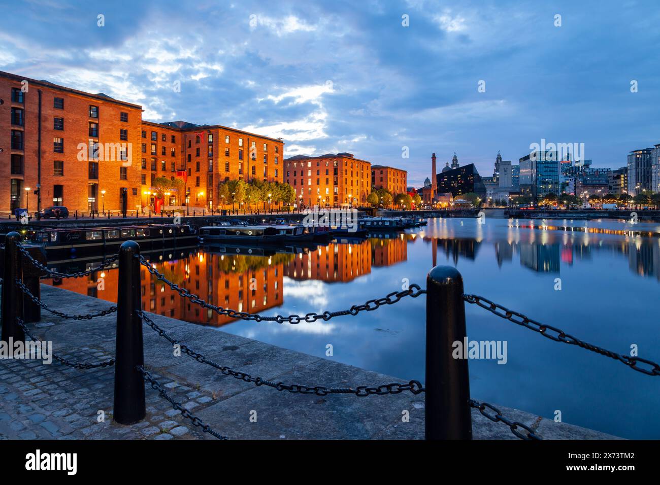 Evening at Salthouse Dock on Liverpool waterfront Stock Photo - Alamy