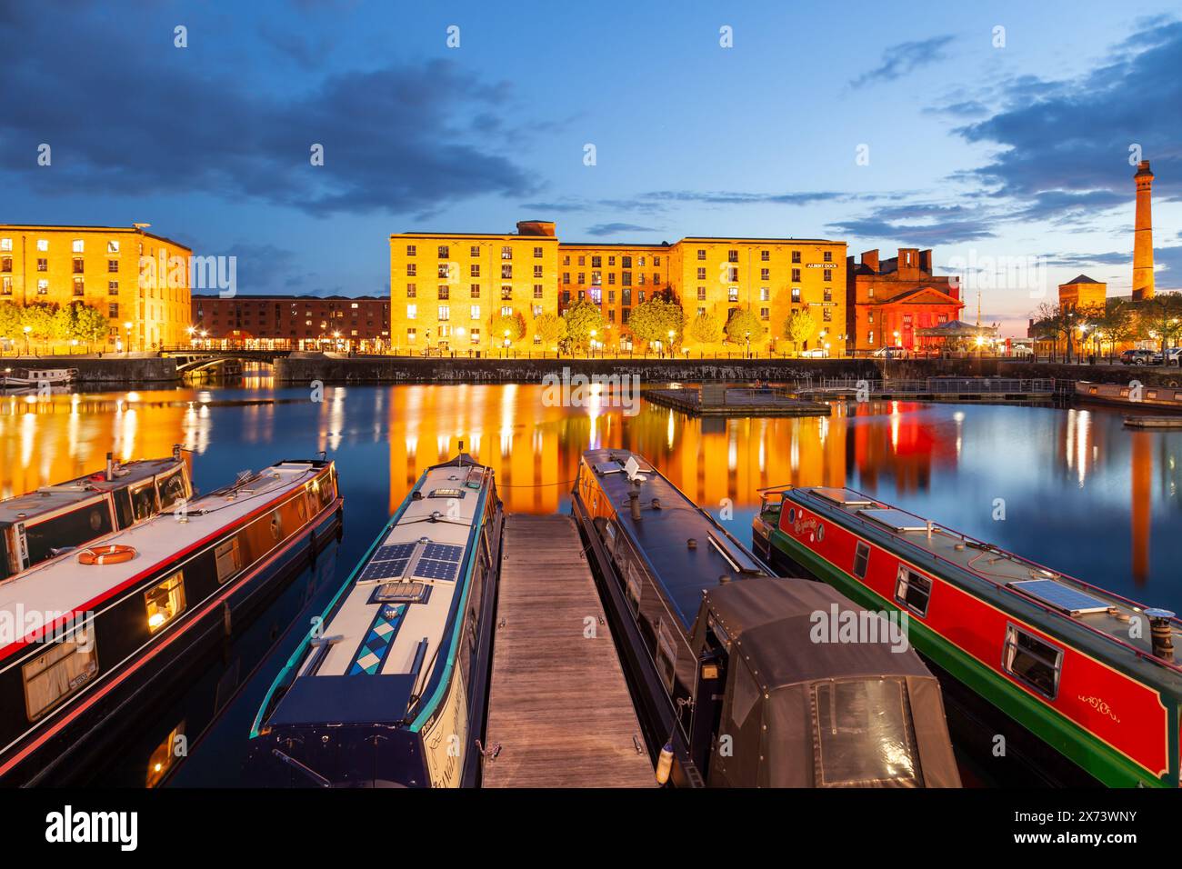 Night falls at Salthouse Dock in Liverpool, England Stock Photo - Alamy