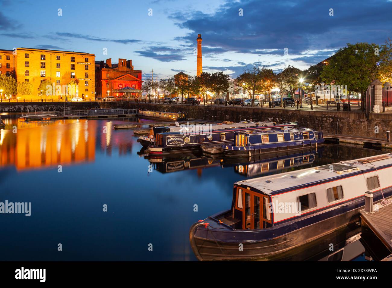 Night falls on Salthouse Dock in Liverpool Stock Photo - Alamy