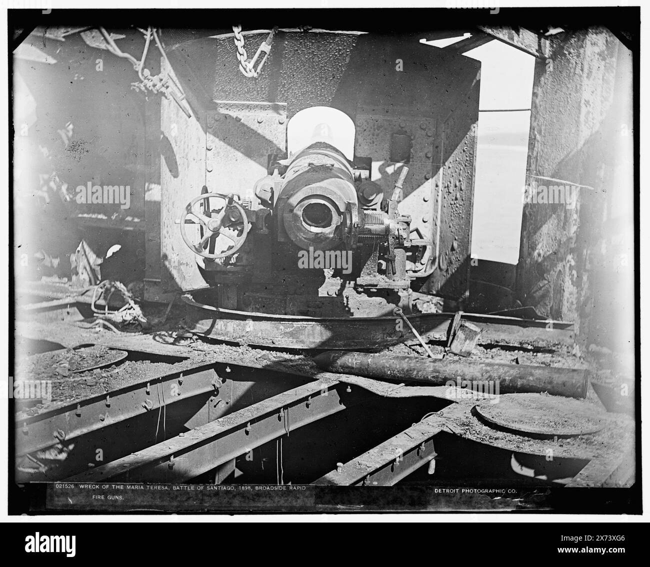Rapid fire guns naval battle hi-res stock photography and images - Alamy