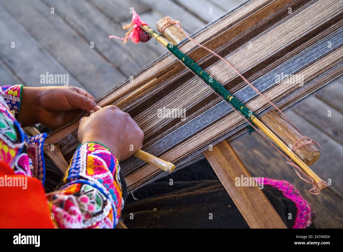 Woman weaver of handmade form, Arequipa, Peru Stock Photo - Alamy