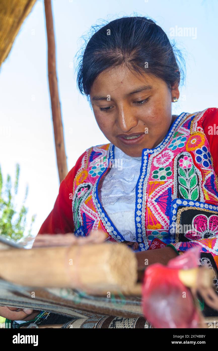 Woman weaver of handmade form, Arequipa, Peru Stock Photo - Alamy