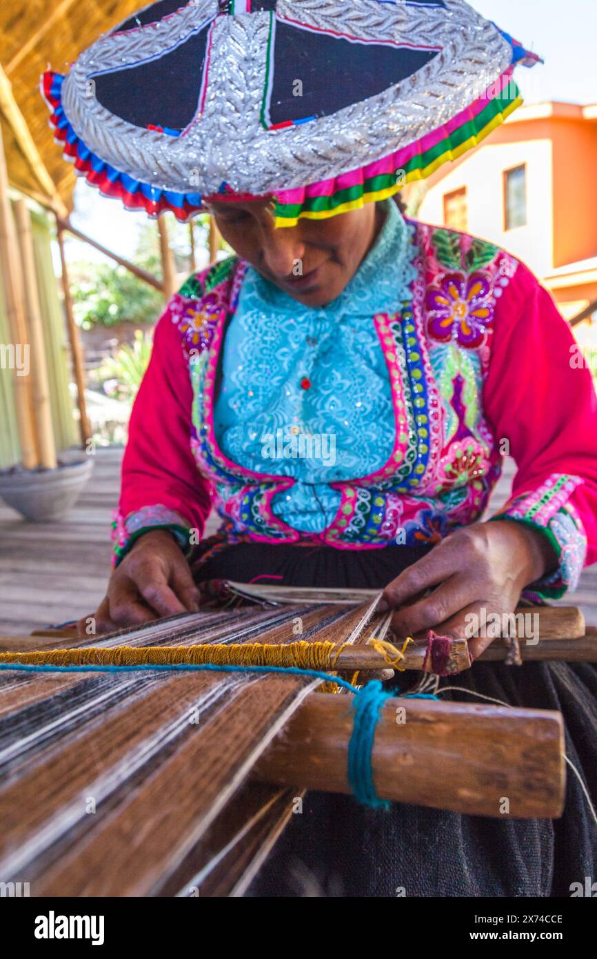 Woman weaver of handmade form, Arequipa, Peru Stock Photo - Alamy