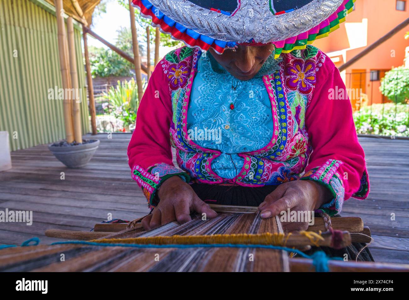 Woman weaver of handmade form, Arequipa, Peru Stock Photo - Alamy