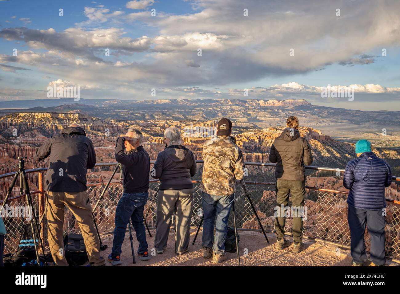 Photographers gathered to take photographs of Bryce Canyon amphitheatre ...
