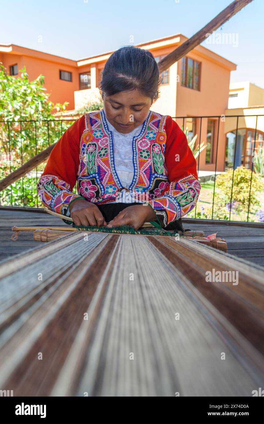 Woman weaver of handmade form, Arequipa, Peru Stock Photo - Alamy