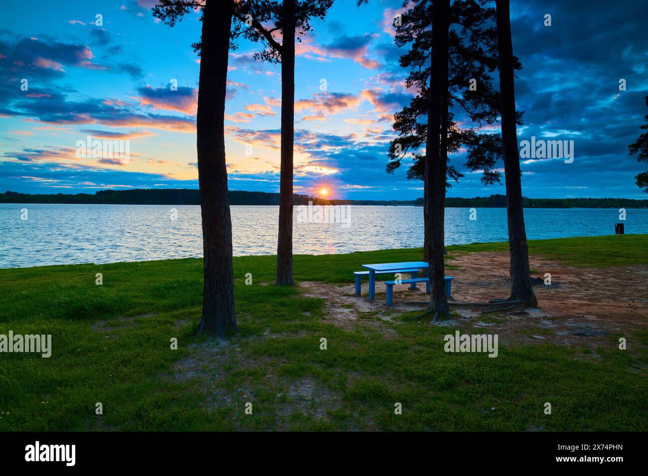 Picnic table at Eastside Park on Lake Tyler, Texas Stock Photo - Alamy