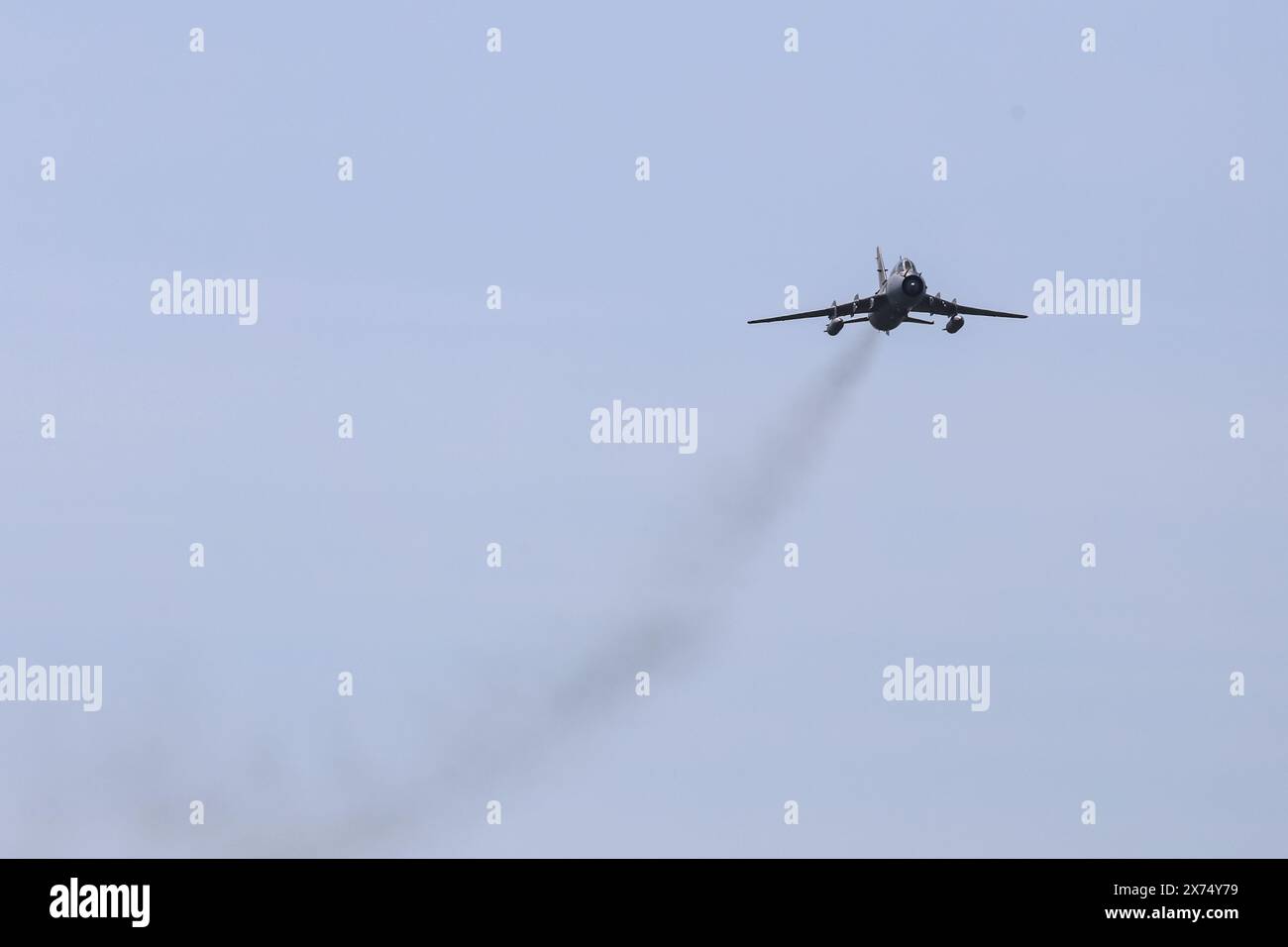 Polish army presents SU22 fighter jet as British and American soldiers ...