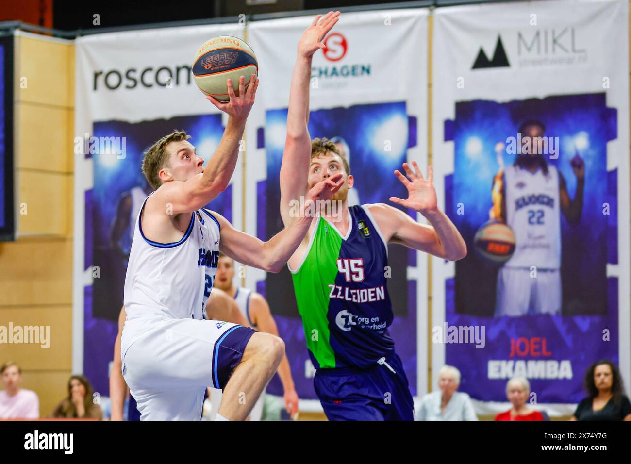 ZWOLLE, NETHERLANDS - MAY 17: Tim Hoeve of Landstede Hammers Zwolle ...