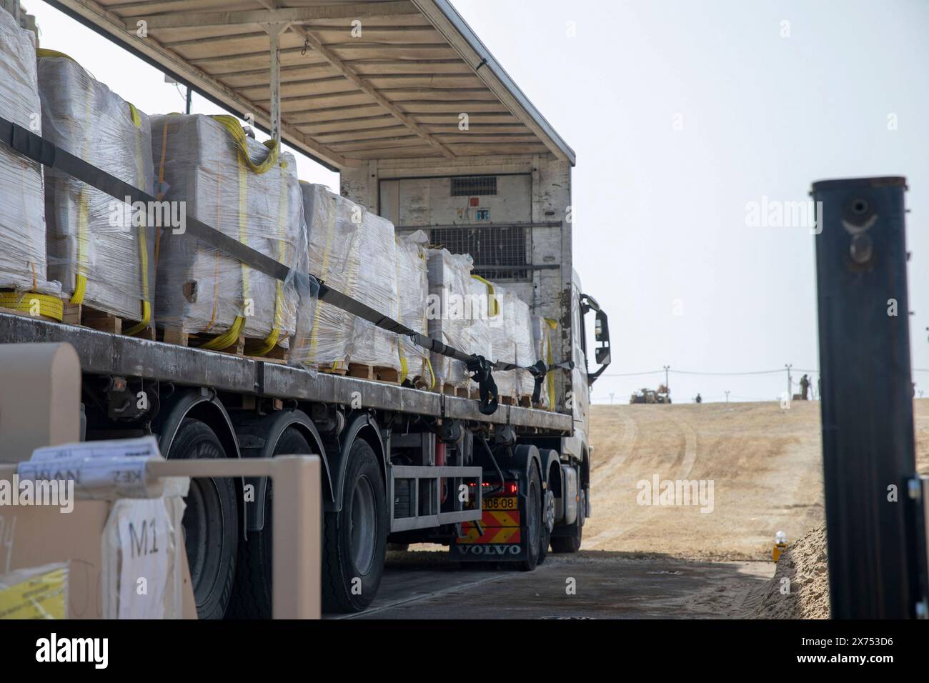 Trident floating pier hi-res stock photography and images - Alamy