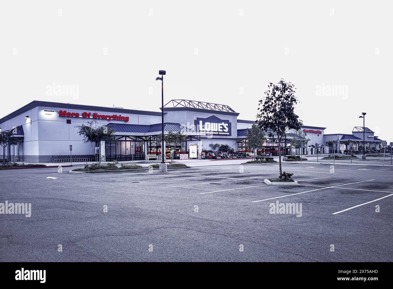 Commercial Architecture, Lowe's store, exterior, circa 2003 Stock Photo - Alamy
