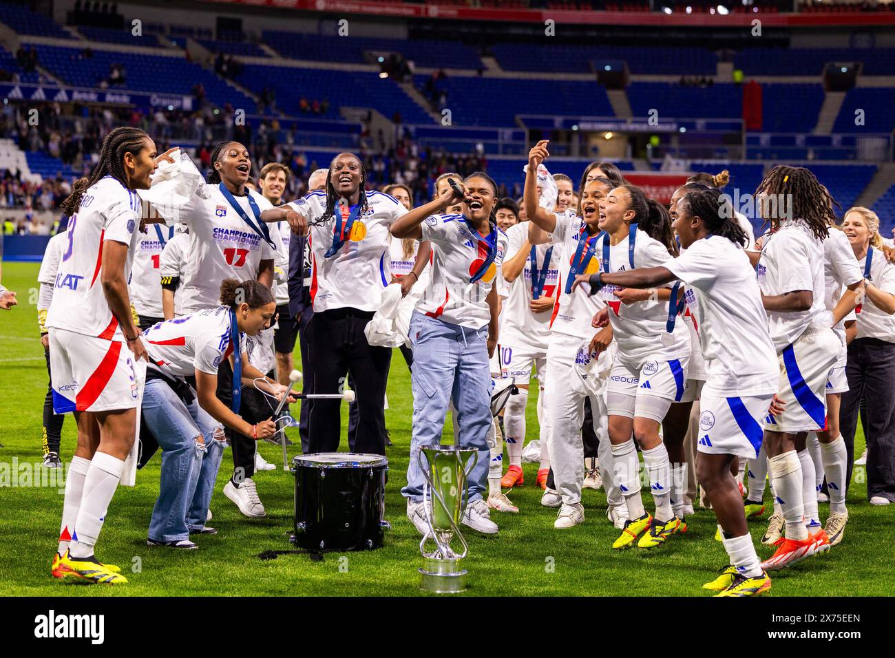 Liana Joseph (31 Olympique Lyonnais) and Players of Olympique Lyonnais ...