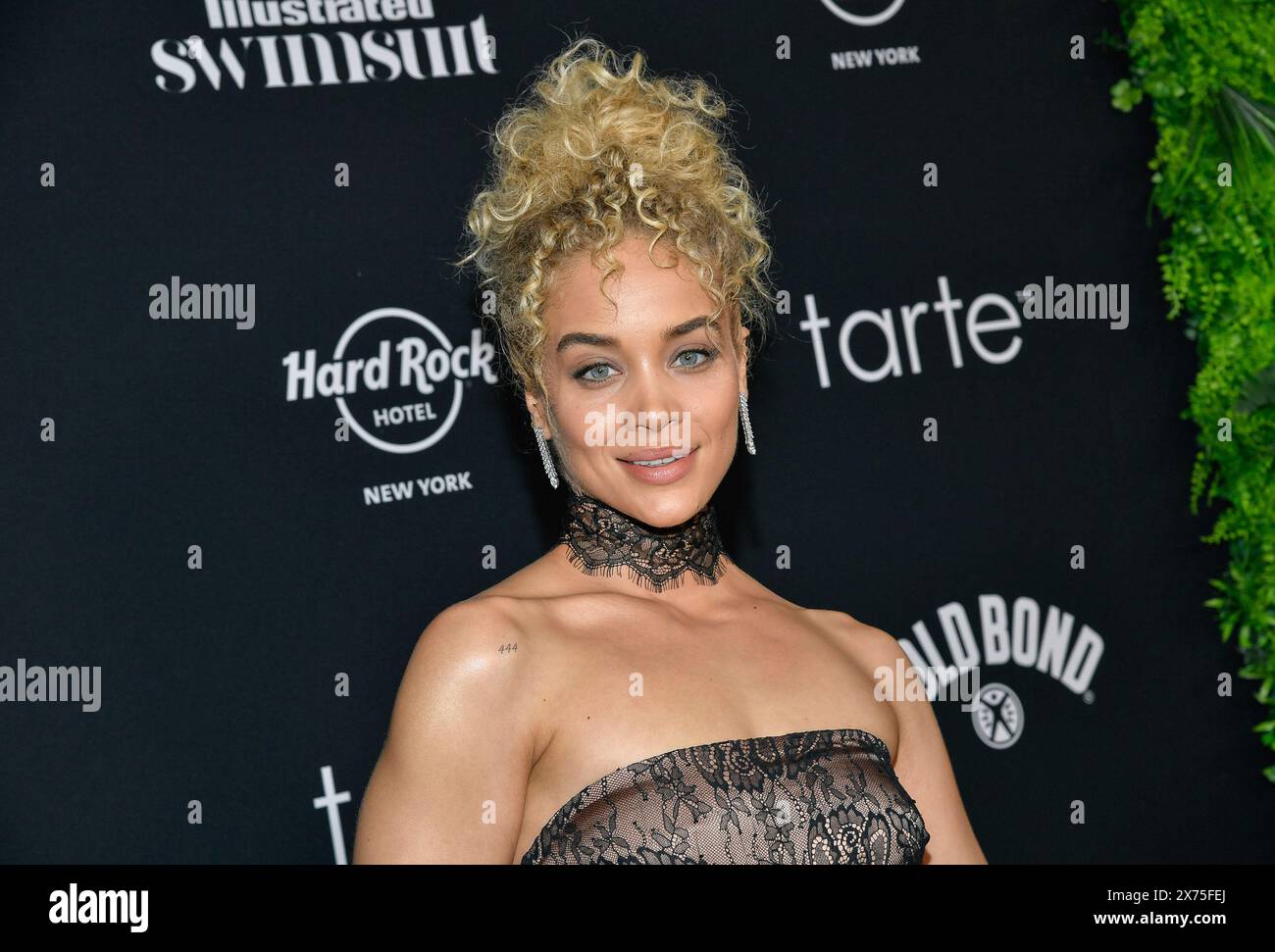 Jasmine Sanders attends the Sports Illustrated Swimsuit 60th ...