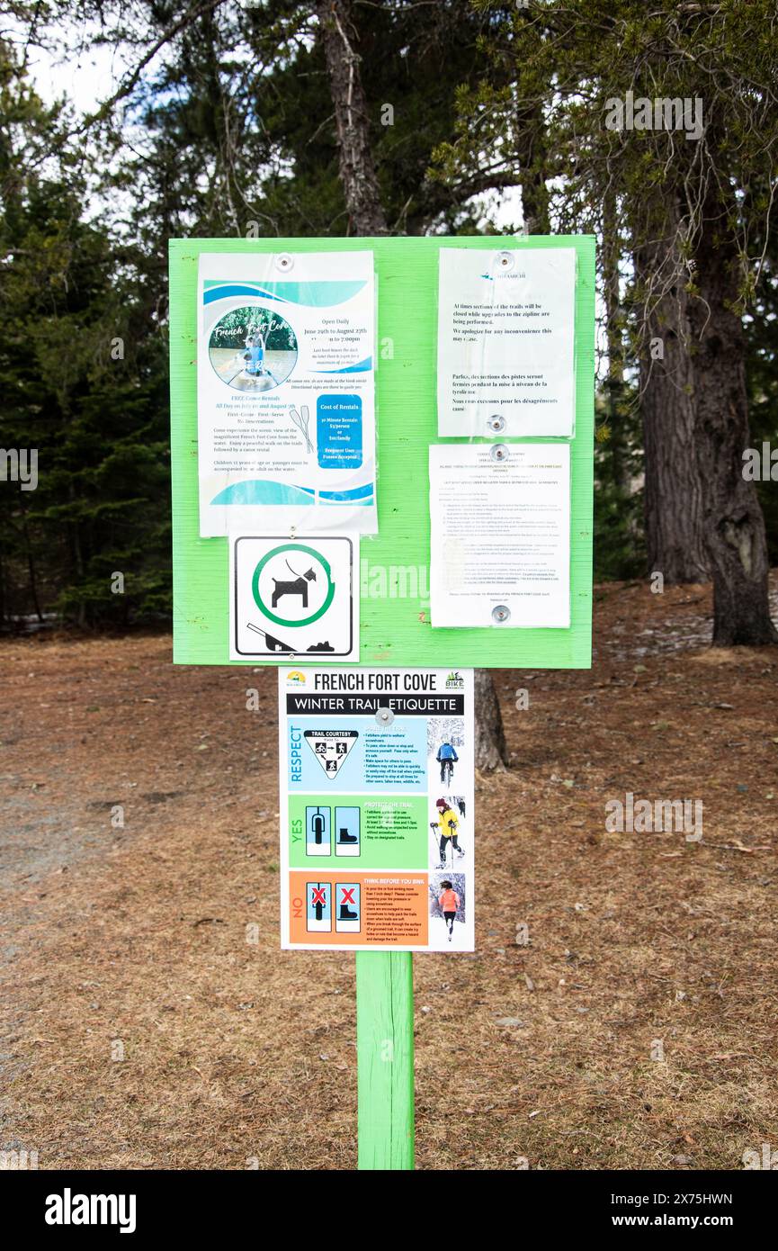 Trail etiquette sign hi-res stock photography and images - Alamy