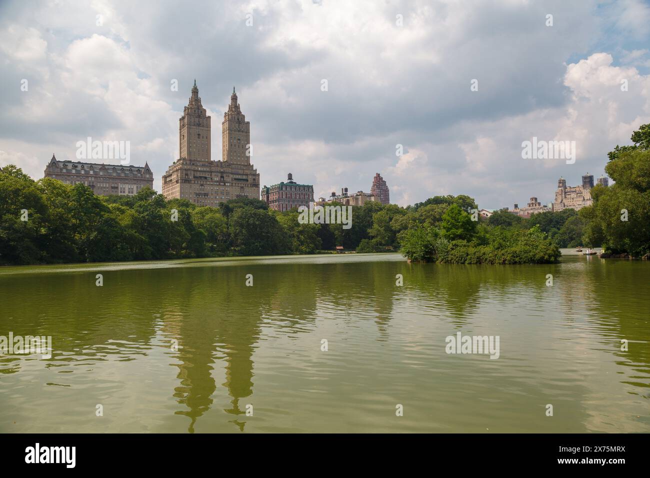 San Remo building and the American Museum of Natural history next to ...
