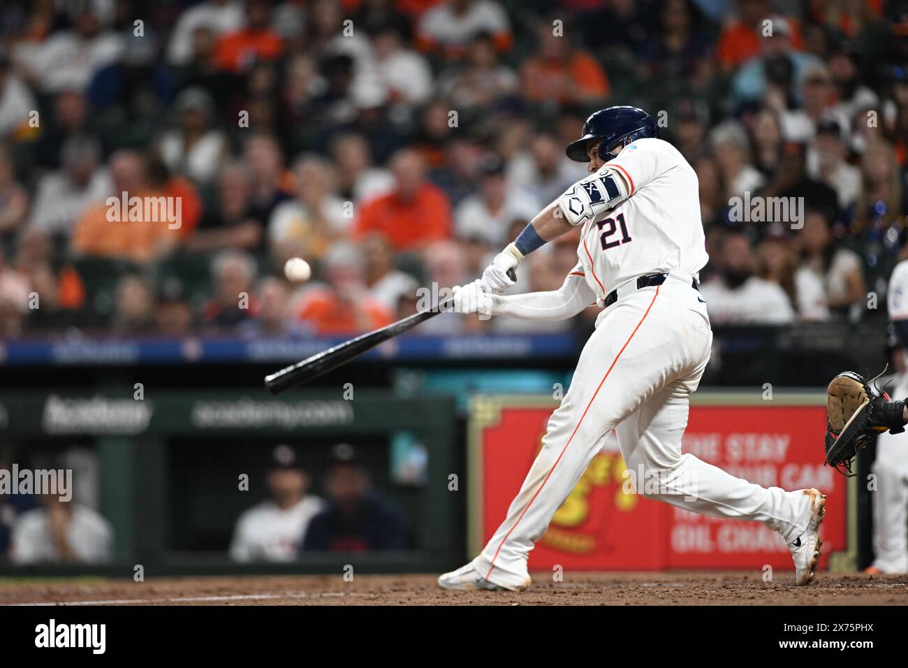Houston Astros catcher Yainer Diaz (21) flies out to right in the ...