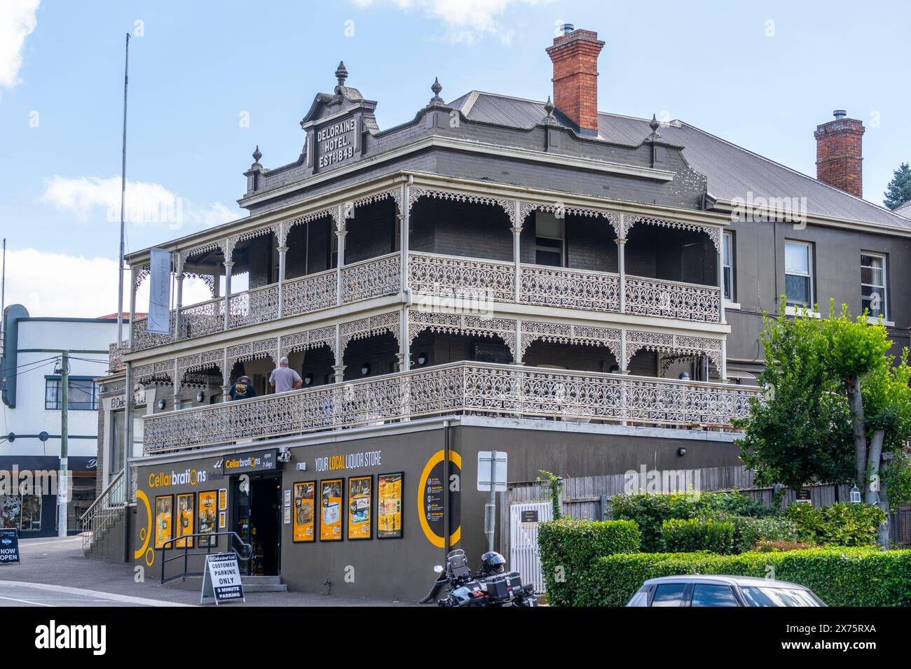 The historic Deloraine Hotel with it's wrought iron verandahs on banks ...