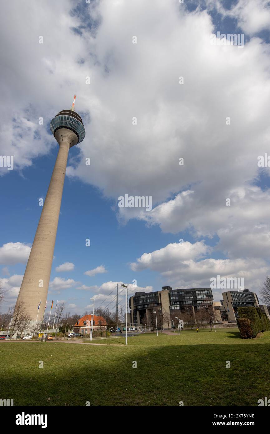 26.03.2021. Düsseldorf. Wahzeichen der Stadt: Rheinturm und Landtag NRW ...