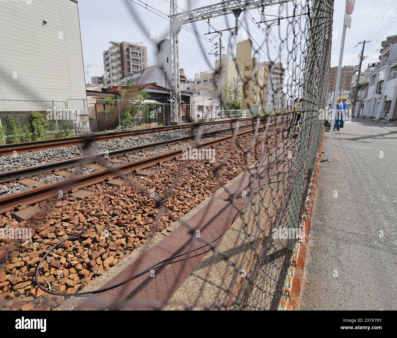 A photo shows a site where the overhead wire was cut on Hankyu Kobe ...
