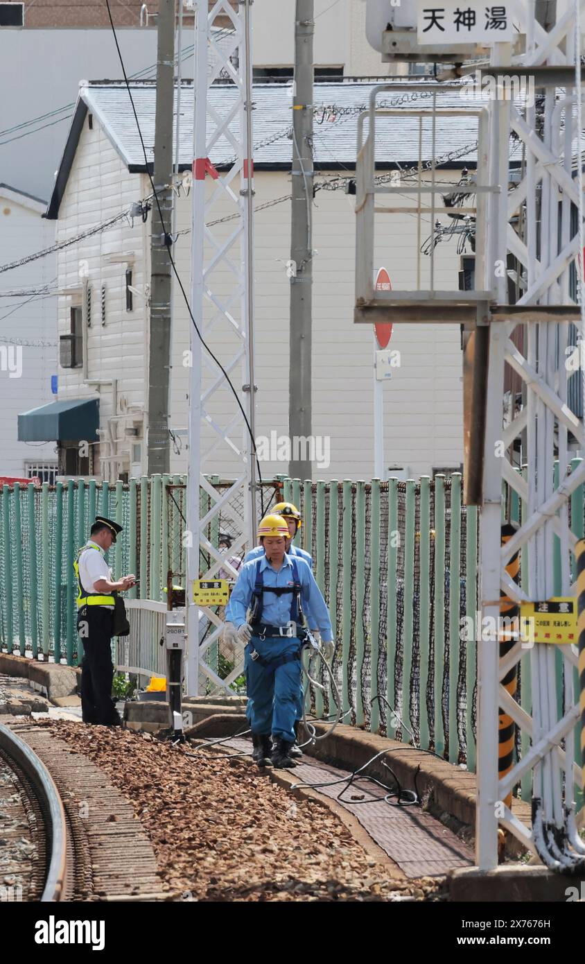 A photo shows a site where the overhead wire was cut on Hankyu Kobe ...