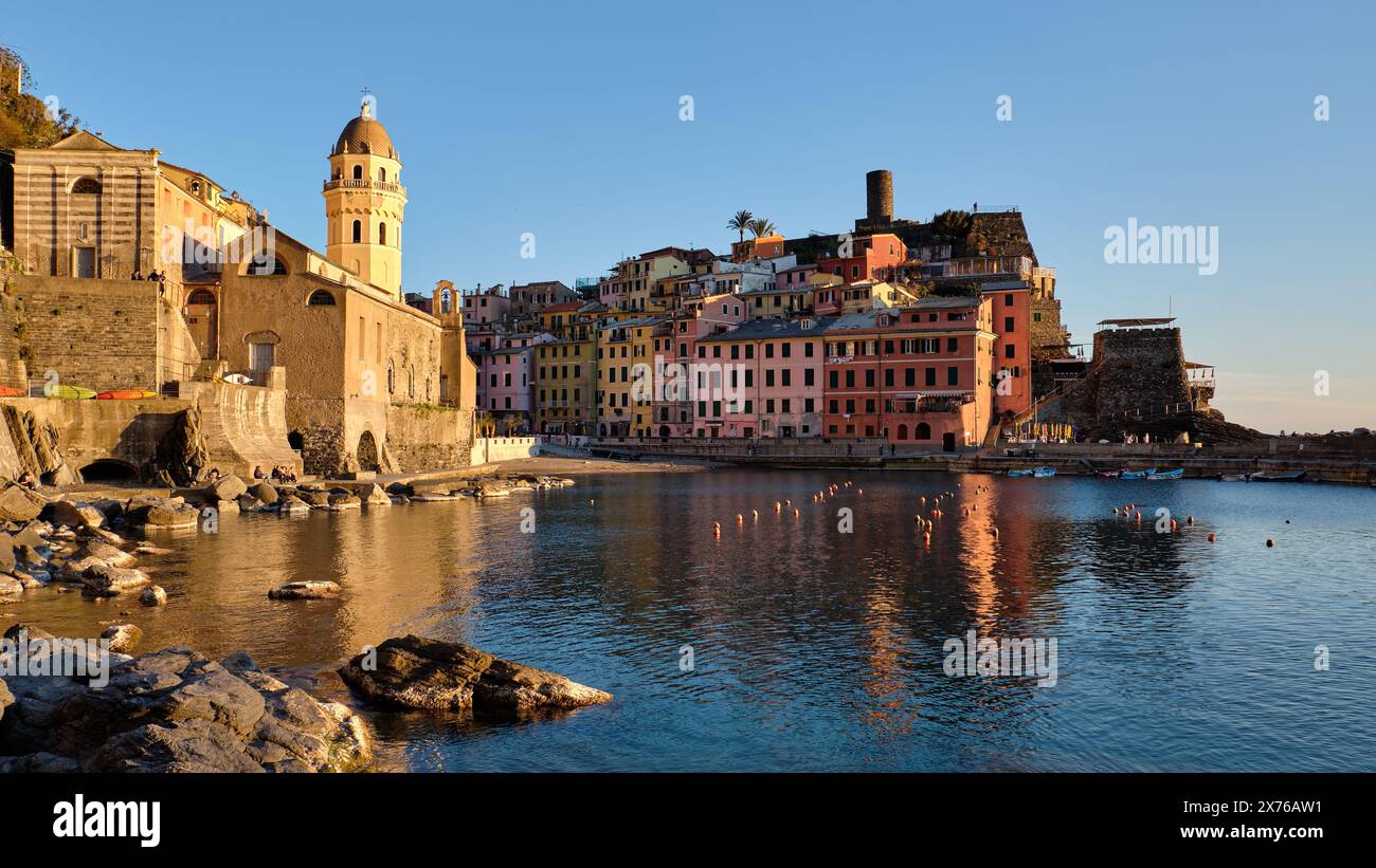 Cinque terre train vernazza hi-res stock photography and images - Alamy
