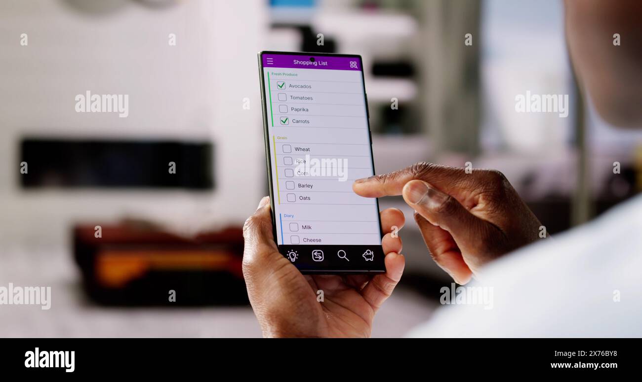 Smart phone shopping list hi-res stock photography and images - Alamy
