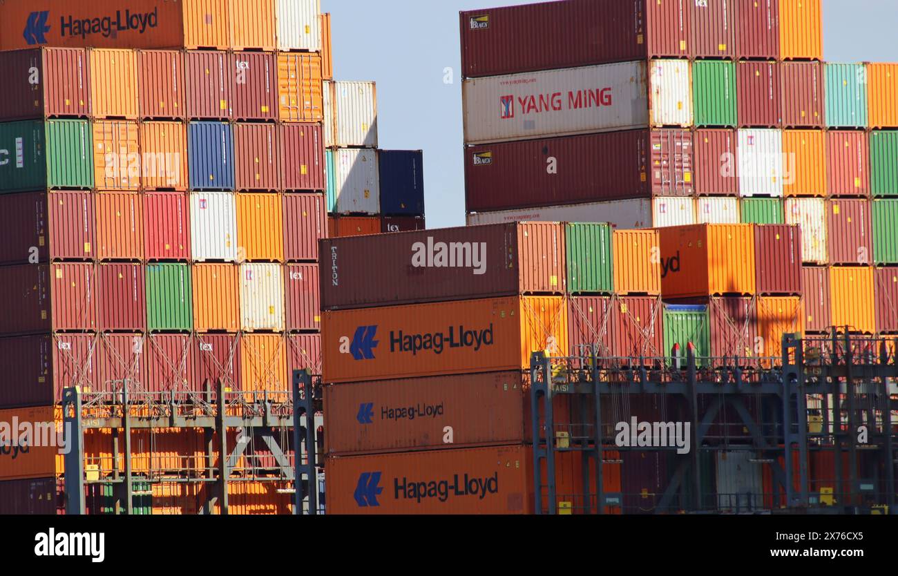 Container an Bord des Containerfrachters Cautin Hapag-Lloyd, der den ...