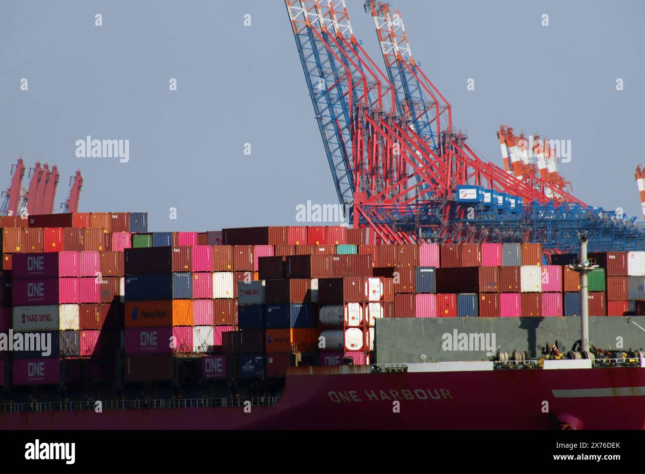 Der Containerfrachter One Harbour verlässt den Hamburger Hafen. *** The ...