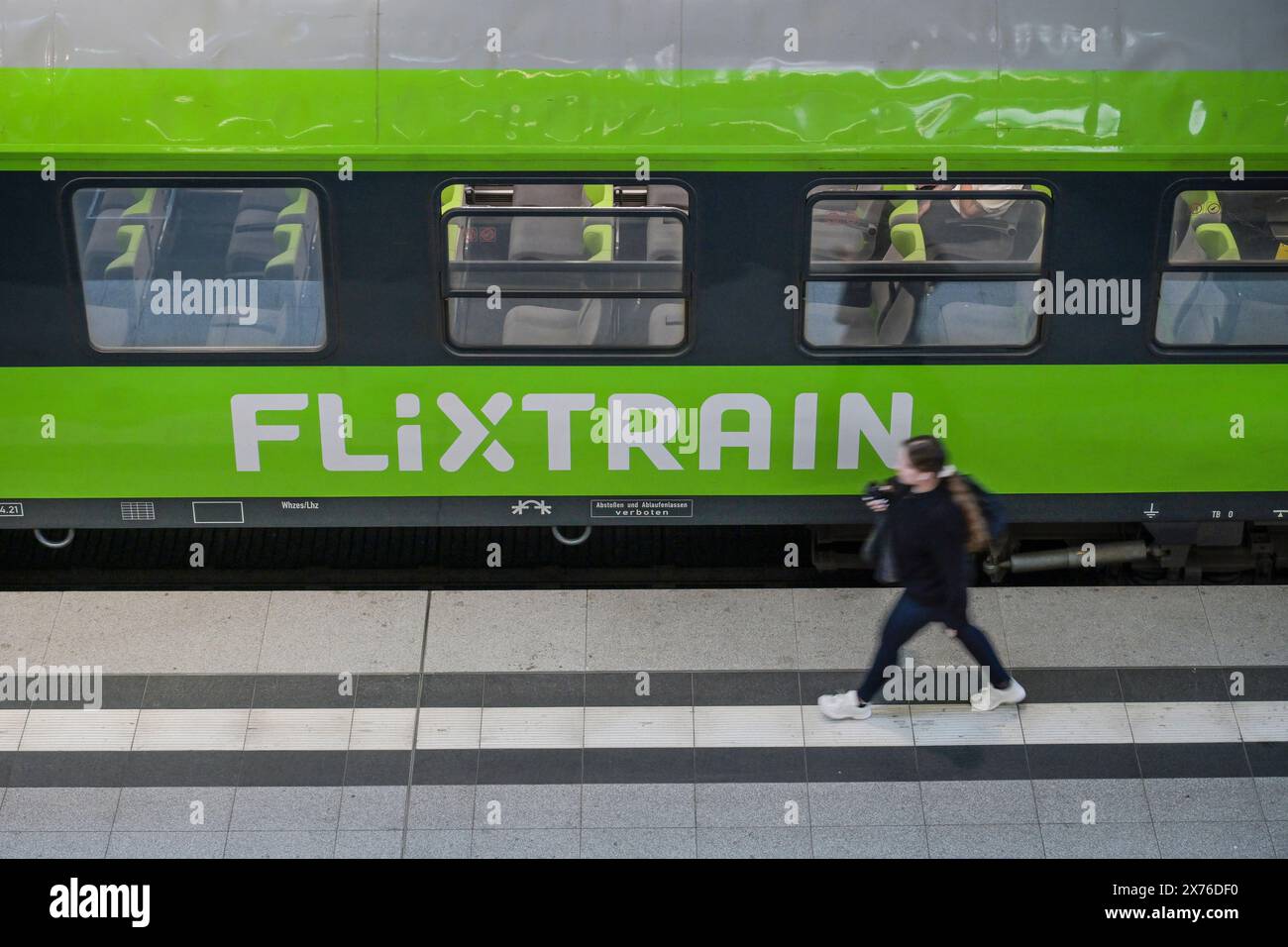 Flixtrain, Bahnsteig, Hauptbahnhof, Berlin, Deutschland Stock Photo - Alamy