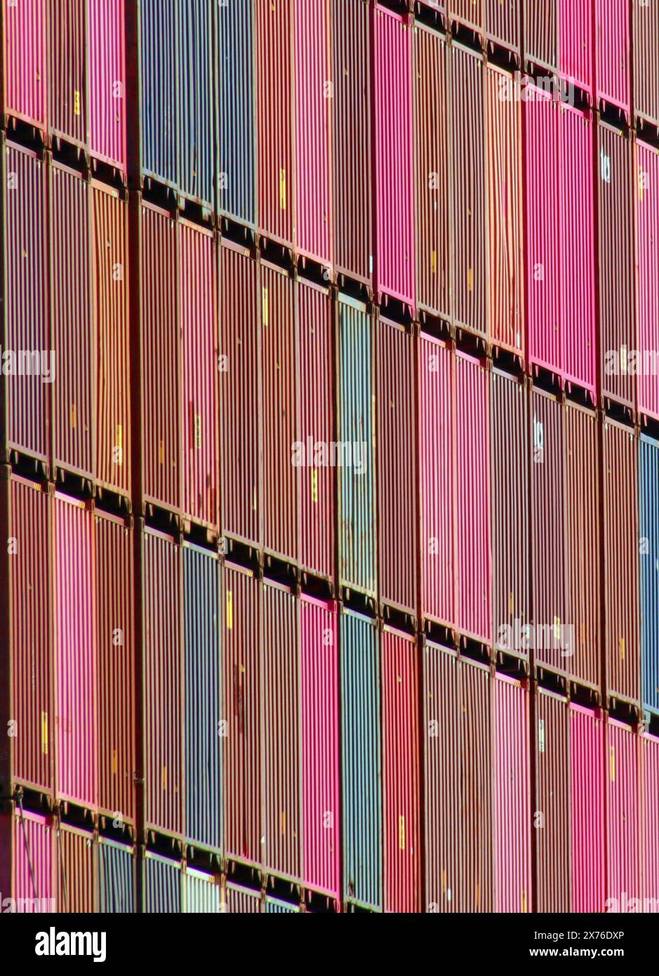 Container an Bord der One Harbour, die den Hamburger Hafen verlässt ...