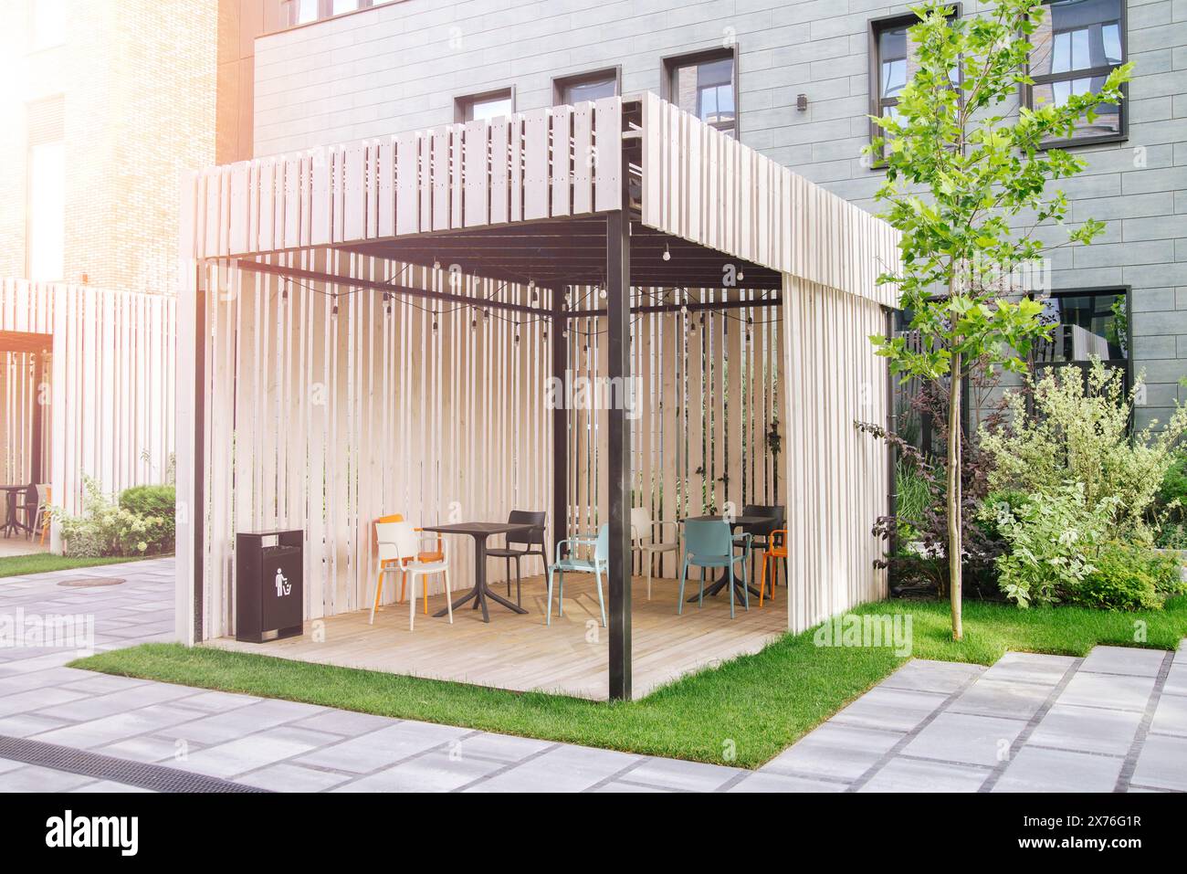 Cigarette smokers outside hi-res stock photography and images - Alamy