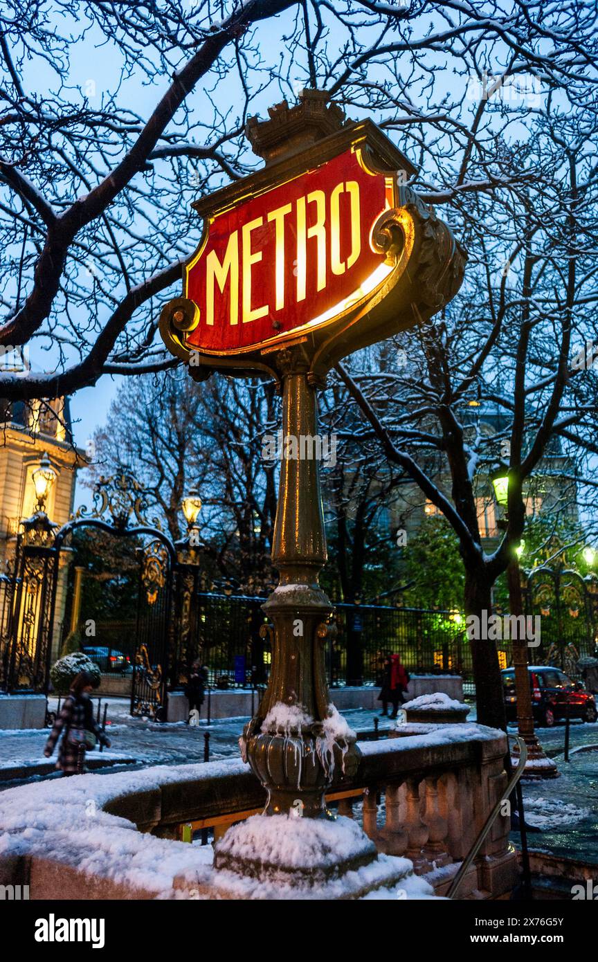 Vintage metro lamps hi-res stock photography and images - Alamy