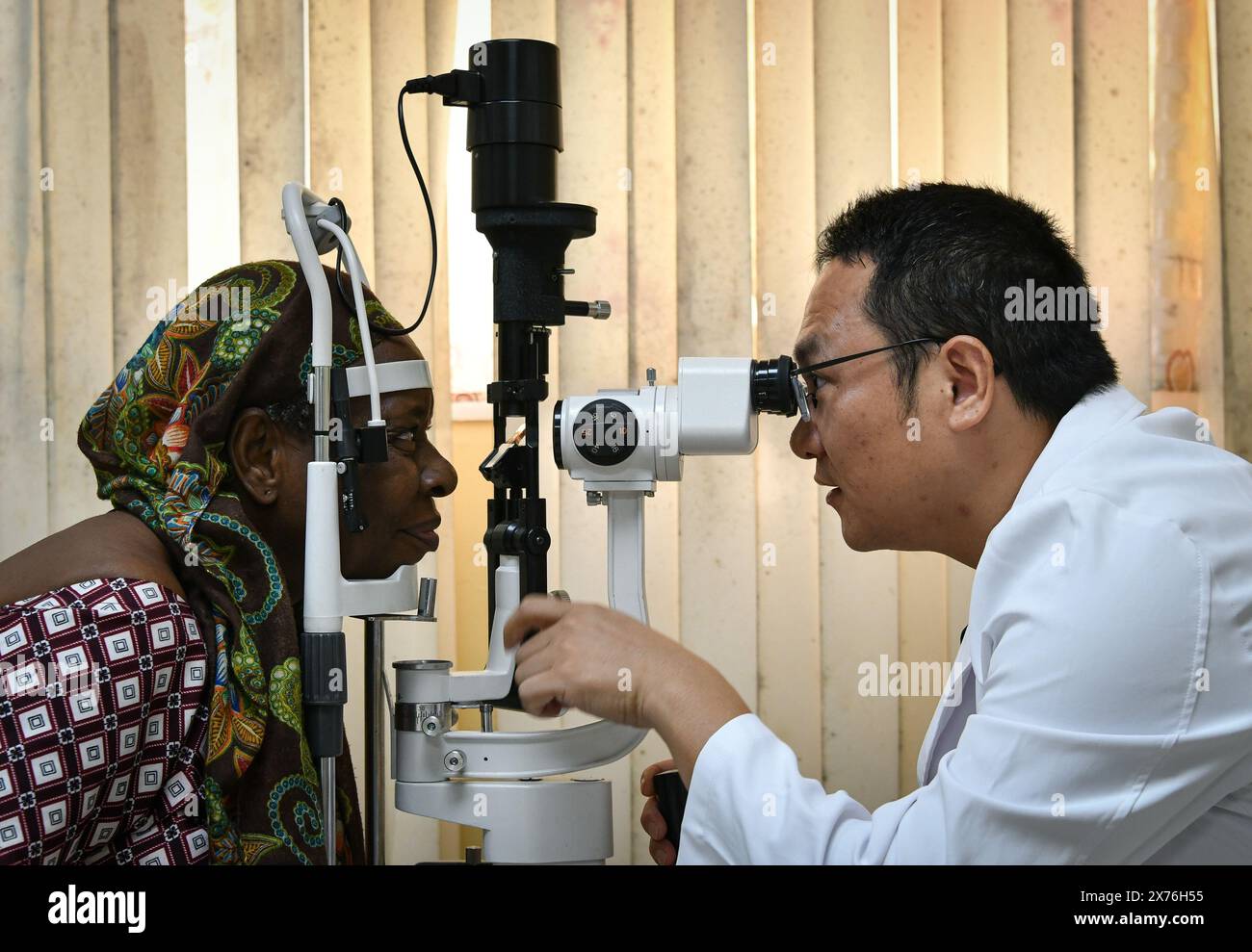 (240518) -- MALABO, May 18, 2024 (Xinhua) -- Xie Hongbin (R), an ...