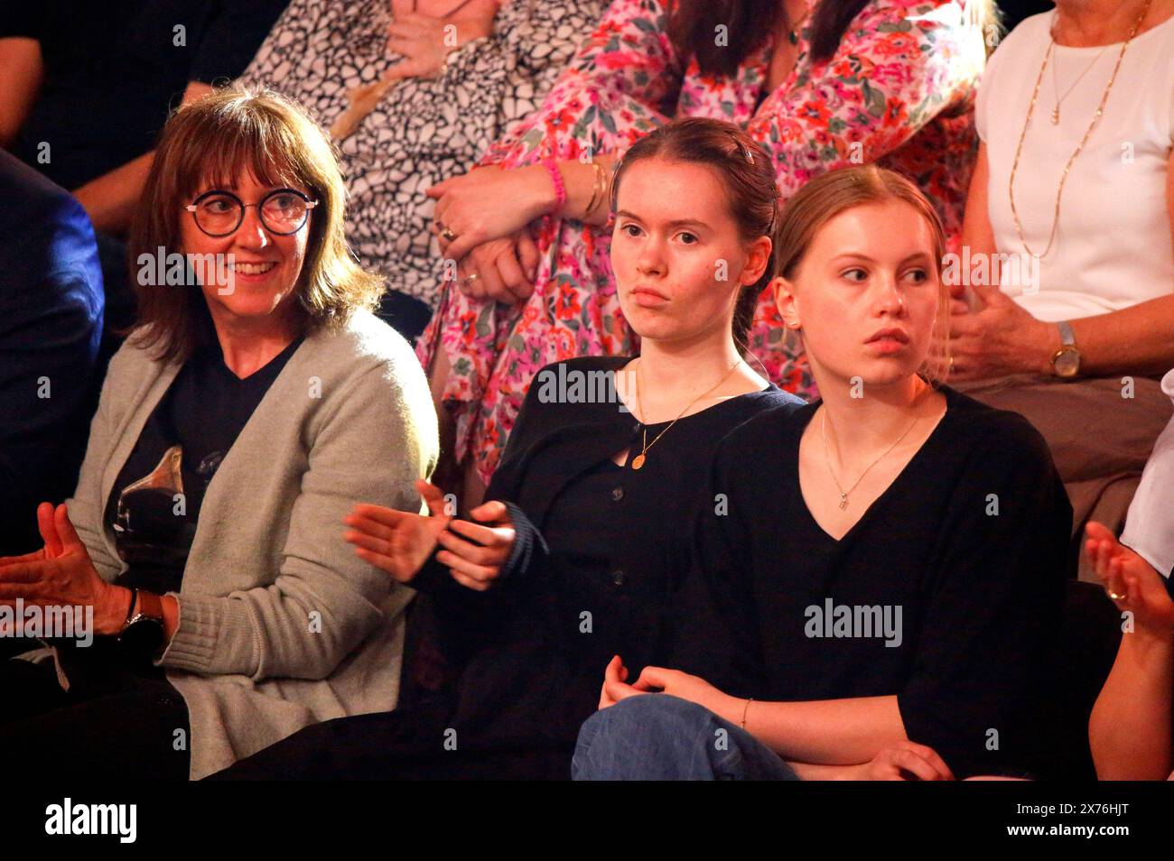 Leoni Miller mit Schwester in der elften Live-Show der 17. Staffel der ...