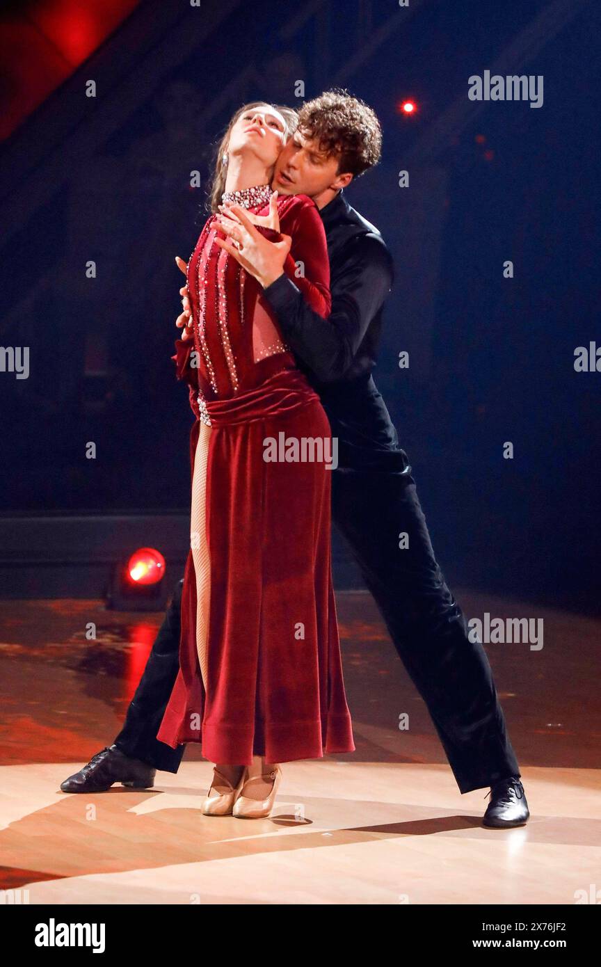 Ann-Kathrin Bendixen mit Valentin Lusin in der elften Live-Show der 17 ...