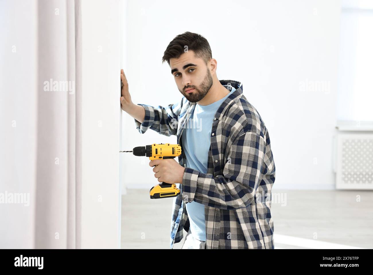 Man working using drill machine hi-res stock photography and images - Alamy