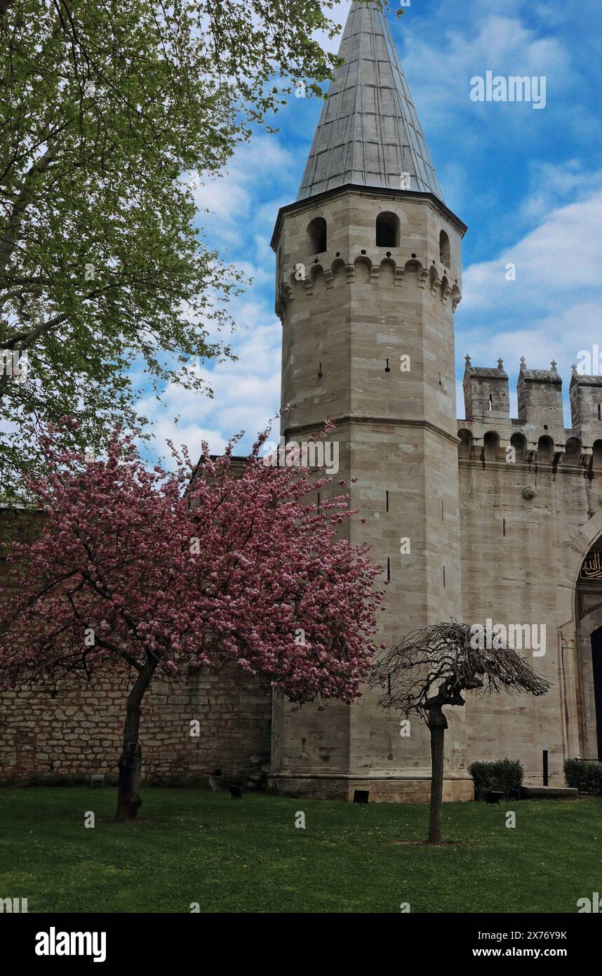 The Topkapi Palace, one of the largest and most eye-catching structures ...