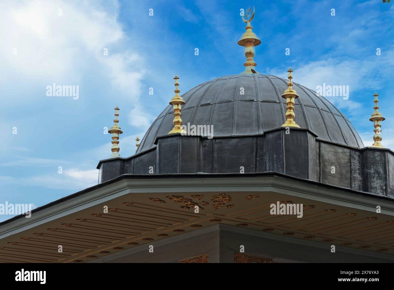 The Topkapi Palace, one of the largest and most eye-catching structures ...