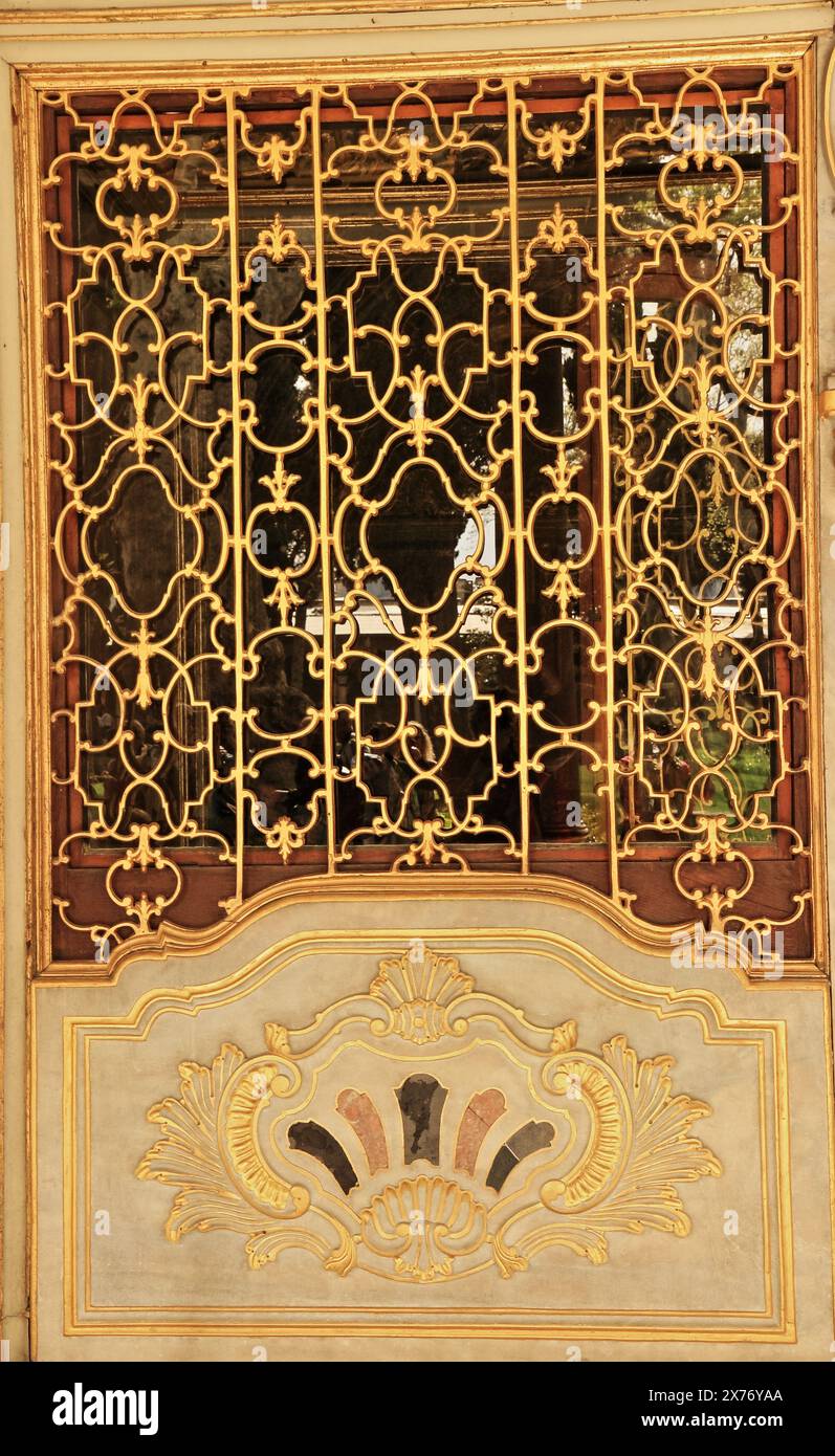 The Topkapi Palace, one of the largest and most eye-catching structures ...